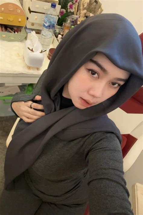 Selebgram Bigo Niswahbm Aka Niswatun Habib Mailana Suka Live Pakai Hijab Seksi Dan Gamis Ketat