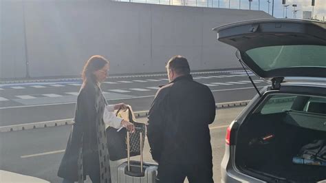 Sloboda Mićalović nosi torbu koja košta 2 700 evra na aerodromu Nikola