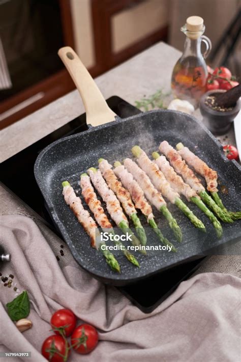 건강 식품 그릴 팬에 베이컨과 향신료로 감싼 아스파라거스 Celebrity Roast에 대한 스톡 사진 및 기타 이미지