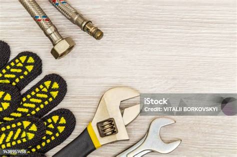 배관공사 장비 수리 도구 조정 가능한 렌치 및 호스 장갑 밝은 나무 표면에 유연한 연결 0명에 대한 스톡 사진 및 기타 이미지 0명 강철 개념 Istock