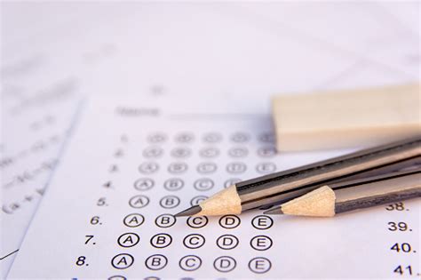 답변 시트의 연필 및 지우개 또는 답변이 버블링 된 표준화 된 테스트 양식 객관식 응답 시트 개념에 대한 스톡 사진 및 기타 이미지 Istock