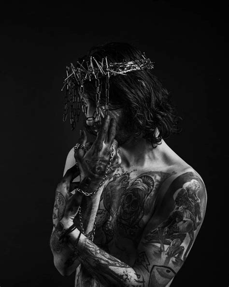 Ο Αναστάσιος Ράμμος δίχασε το Instagram με τη φωτογράφιση που τον δείχνει σαν Ιησού στη Σταύρωση