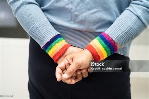 무지개 깃발 팔찌를 착용한 아시아 여성은 성소수자 자부심의 달을 상징하며 동성애자 레즈비언 양성애자 트랜스젠더 인권의 6월