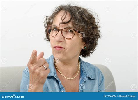 Retrato De Uma Mulher De Meia Idade Irritada Foto De Stock Imagem De Vidros Louco 72365696