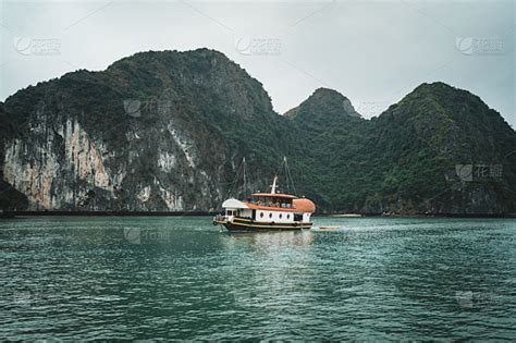 在下龙湾美丽的石灰岩和幽静的海滩之间游弋下龙湾是联合国教科文组织世界遗产越南
