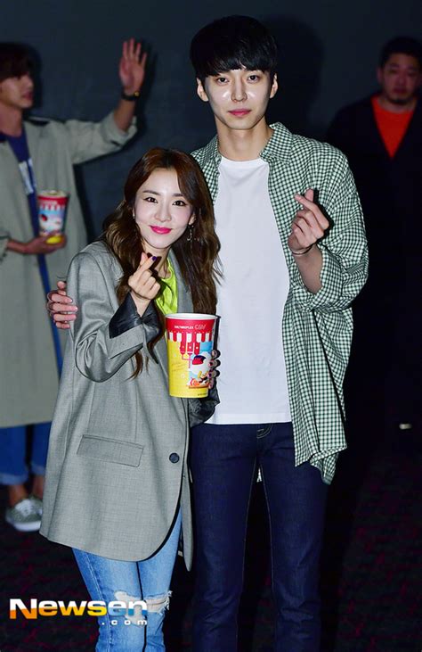 포토엔hd 산다라박 김현진 ‘꿀 떨어지는 달달한 포즈치즈인더트랩 무대인사 손에 잡히는 뉴스 눈에 보이는 뉴스 뉴스엔