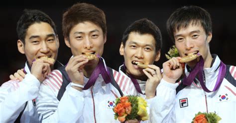 [런던포토] 금메달 깨무는 태극 검객들 금맛 최고예요