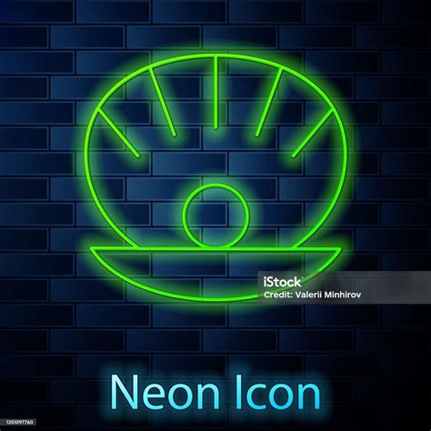 벽돌 벽 배경에 고립 된 진주 아이콘이있는 빛나는 네온 라인 자연 열린 쉘 가리비 껍질 조개 기호 벡터 가리비에 대한 스톡 벡터