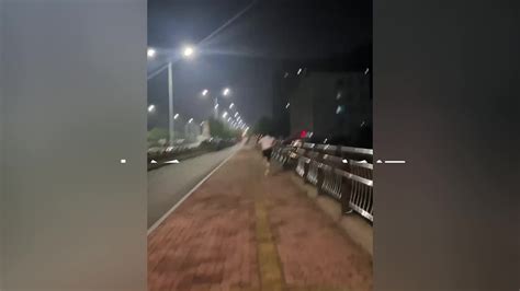 夜跑遇女子落水2人边跑边脱衣下水，救人者妻子：以后遇到还会义无反顾救人凤凰网视频凤凰网