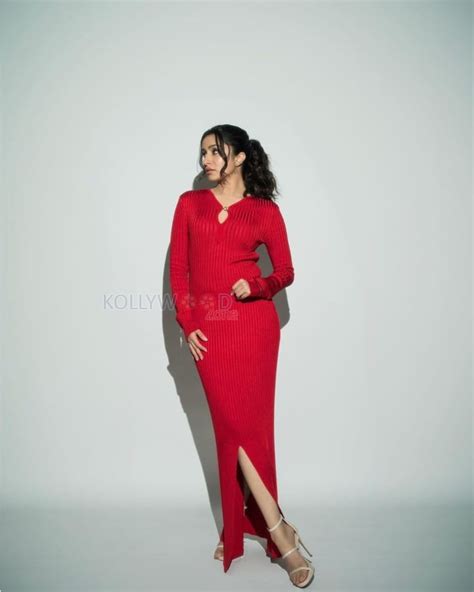 Elegant Shraddha Kapoor In A Red Slit Bodycon Dress Photos 03 311480