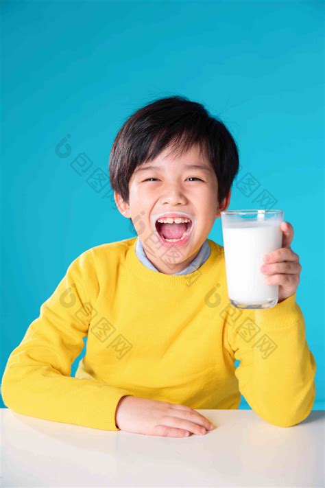 快乐的小男孩喝牛奶 包图企业站