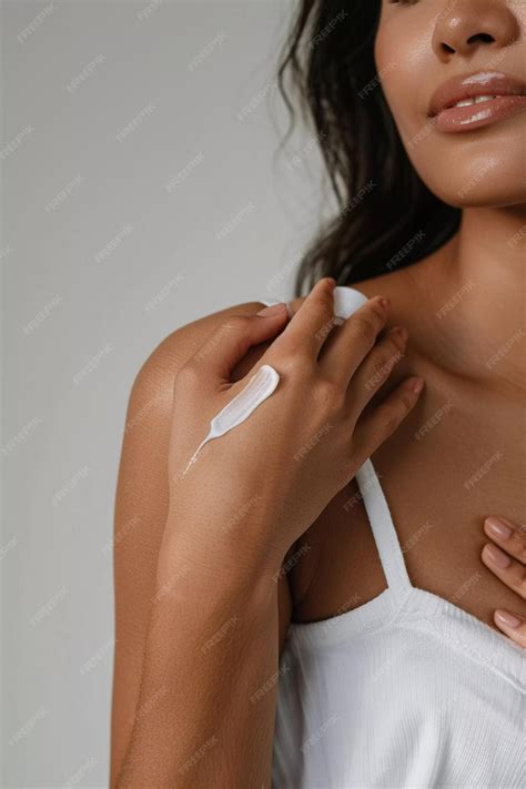 Mujer Haciendo Su Rutina Diaria De Cuidado De La Piel Foto Premium