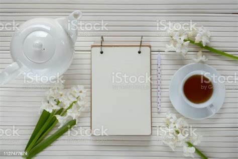 봄 차입니다 봄 플랫 하다입니다 봄할 목록입니다 흰 히 아 신 스 꽃 차 화이트 주전자 흰색 나무 바탕에 빈 노트북의 컵 보기
