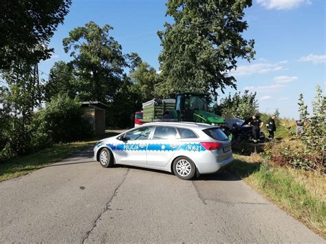 Wypadek ciągnika rolniczego i samochodu osobowego w Bukowie policja