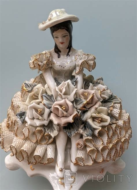 Статуэтка Девушка с букетом на сайте для коллекционеров Violity Купить в Украине Киеве