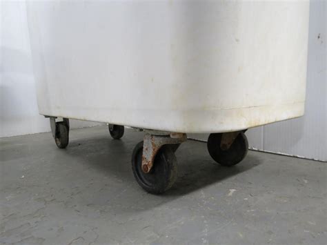 Rubbermaid Rolling Bin 3829686590