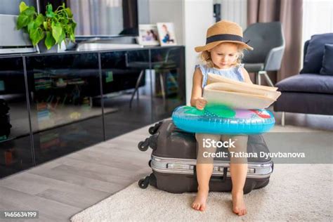 여행 가방 수하물 수하물과 풍선 구명 부표 독서 지도를 들고 휴가를 떠날 준비가 된 어린 소녀 2 3 살에 대한 스톡 사진 및 기타 이미지 Istock