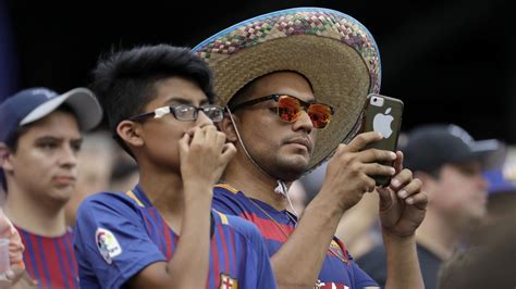 Tak Main Di New York Jersey Raksasa Barcelona Berkibar Di Taman Dunia Bola
