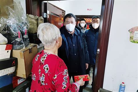 李卫国走访慰问老党员、生活困难党员和困难群众