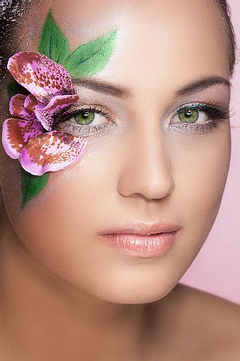Potret Gadis Cantik Dengan Bunga Di Wajahnya Foto Stok Unduh Gambar