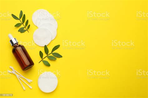 면봉 면봉 및 메이크업 제거 제품은 노란색 배경에 평평하게 누워 있습니다 텍스트를 위한 공간 0명에 대한 스톡 사진 및 기타