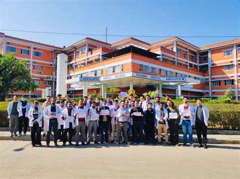 आवासीय चिकित्सकहरुको माग समाधान गर्न प्रधानमन्त्री ओलीले बोलाए आकस्मिक बैठक