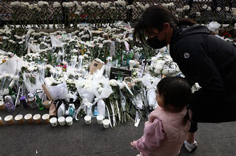 韩国各地悼念梨泰院踩踏事故遇难者，警方已对44名目击者进行调查腾讯新闻