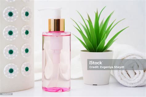 테이블 빈 공간 배경에 화장품 병과 흰색 수건 샤워 아이템 세트 스파 오브제 얼굴 과 바디 케어 제품 욕실 튜브 건강한 생활방식에 대한 스톡 사진 및 기타 이미지 Istock