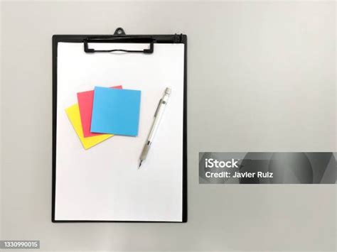 빈 종이와 금속 기계 연필과 회색 테이블에 여러 가지 색 메모 종이가있는 검은 클립 보드 폴더의 상단 보기 0명에 대한 스톡 사진 및 기타 이미지 Istock