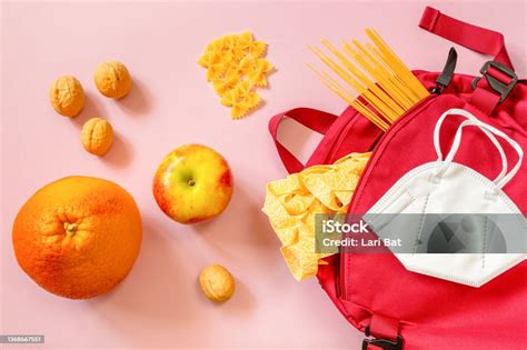 다양한 파스타 과일 견과류가 있는 빨간 배낭 분홍색 배경에 보호 마스크 음식 배달 개념 쇼핑 관광 음식 감귤류 과일에 대한 스톡 사진 및 기타 이미지 Istock