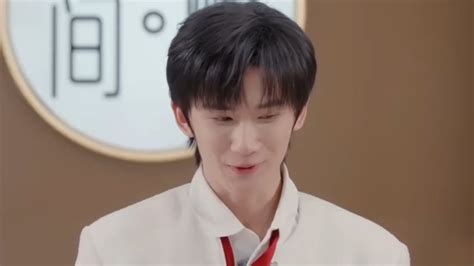 余宇涵太搞笑了！上演跪滑版许仙狂认错，一声姐姐瞬间代入青蛇《无限超越班》腾讯新闻