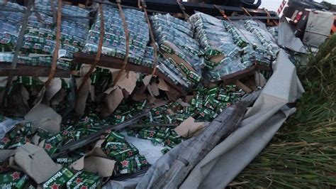 Carreta Carregada De Cerveja Tomba Na BR 376 Entre Mandaguari E