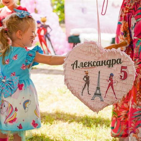 Пинята розово сърце с Калинката и Черният котарак