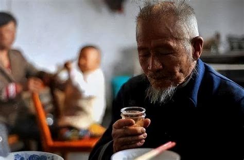 河南退休大爷晒藏酒柜，款款白酒惹人爱，引网友热议，行家：会喝 哔哩哔哩