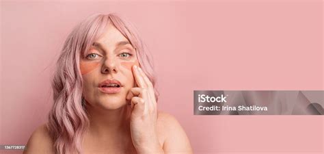 분홍색 배경에 고립 된 아침에 눈 패치 아래에 분홍색을 적용 하는 눈을 가진 행복 한 백인 여성의 초상화 패치워크에 대한 스톡 사진 및 기타 이미지 Istock