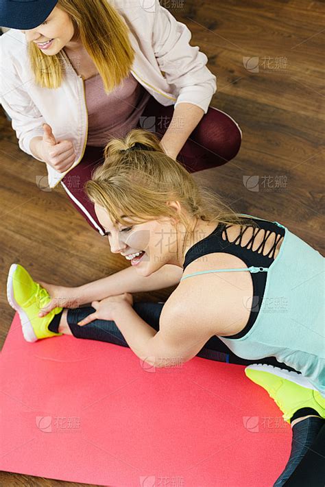 穿着运动服和教练一起锻炼的女人