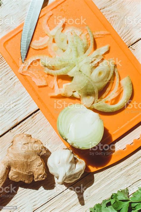 음식 Ingridients 마늘 생강 나무 배경에 고기 스튜 조리법 콩에 대 한 요리 음식을 준비 하는 과정에서 단계입니다 홈