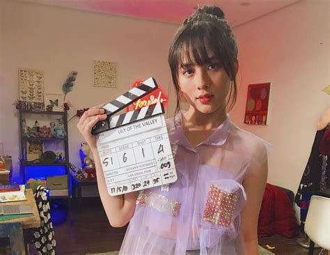 Adhisty Zara Dengan Gaya Rambut Berponi Depan Gemas