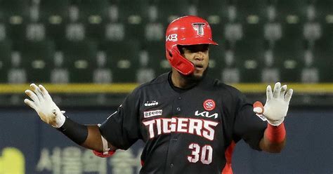 Kia 외인타자 소크라테스와 총액 110만달러 재계약