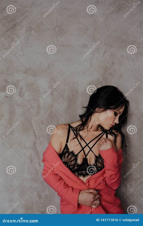 Mujer En Ropa Interior Foto De Archivo Imagen De Caliente 141711816