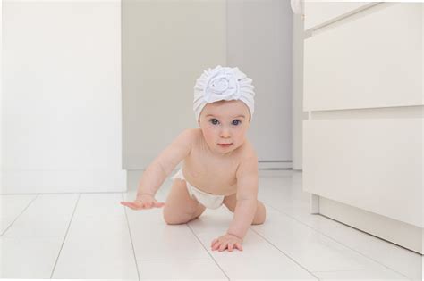 귀여운 작은 재미 백인 금발의 아기 소녀 입고 A 흰색 터번 모자 집에서 바닥에 네 개크 가벼운 인테리어 6 11 개월에 대한