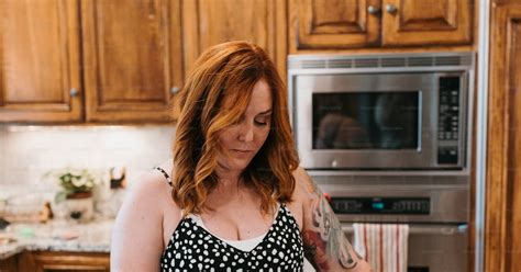 부엌에서 난로로 음식을 준비하는 여자 사진 Unsplash의 요리 냄비 이미지