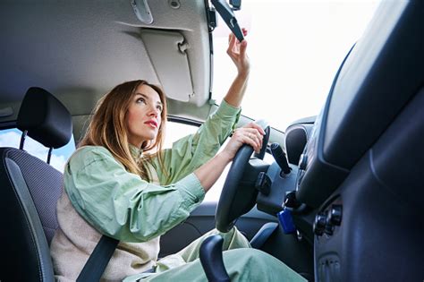 자동차를 운전하는 동안 백미러를 만지고 웃는 아름다운 여성의 측면보기 미소에 대한 스톡 사진 및 기타 이미지 미소 바퀴 백인종 Istock