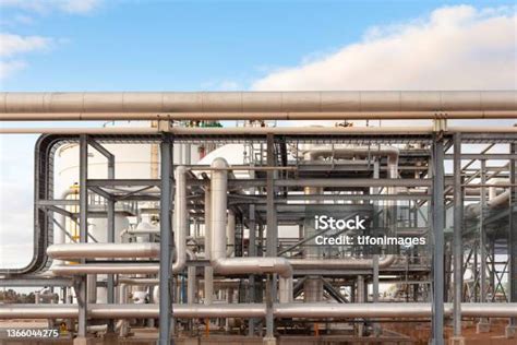 Pipa Dan Tabung Di Pabrik Kilang Gas Foto Stok Unduh Gambar Sekarang