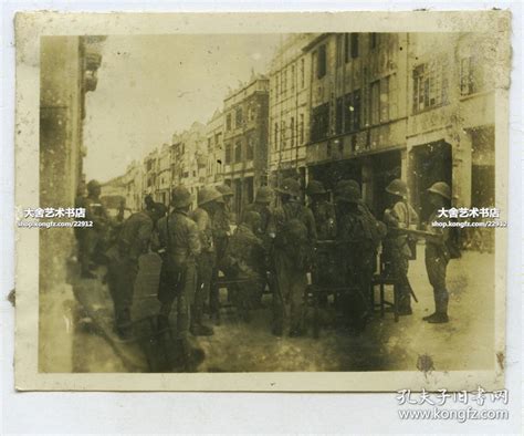 民国时期侵华日军在有骑楼的街道上集结老照片，背面有“广东东地区宪兵队检阅济的戳记。广东省东部包括汕头市、梅州市、汕尾市、潮州市、揭阳市五个市
