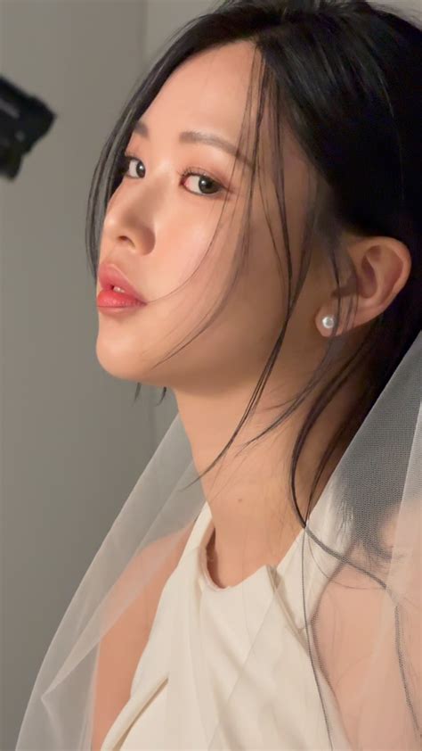 이유경에이치 원장 • 헤어변형 • 메이크업 • 일상 가르마라인 볼륨 번높이로 완성되는 클래식 로우번 이유경에이치 소피소스튜디오 블랑드봄 시그니처엘리자베스