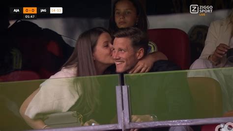 Verlegen Wout Weghorst Massaal Toegezongen Kersverse Ajax Winst Krijgt Dikke Zoen Van Zn Vrouw