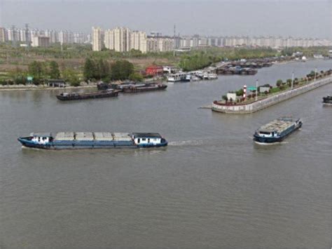 一年运输生活垃圾近300万吨，他们这样守护这条水上运输通道船舶闵行环卫