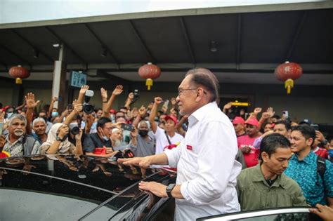 After Dr Mahathir Alleges Secret Talks With Umno Anwar Says Hes Too