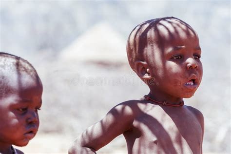 Tribu No Identificada De Himba Del Niño En Namibia Imagen Editorial
